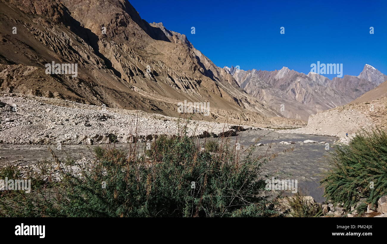 Landscape of K2 trekking trail in Karakoram range, Trekking along the ...
