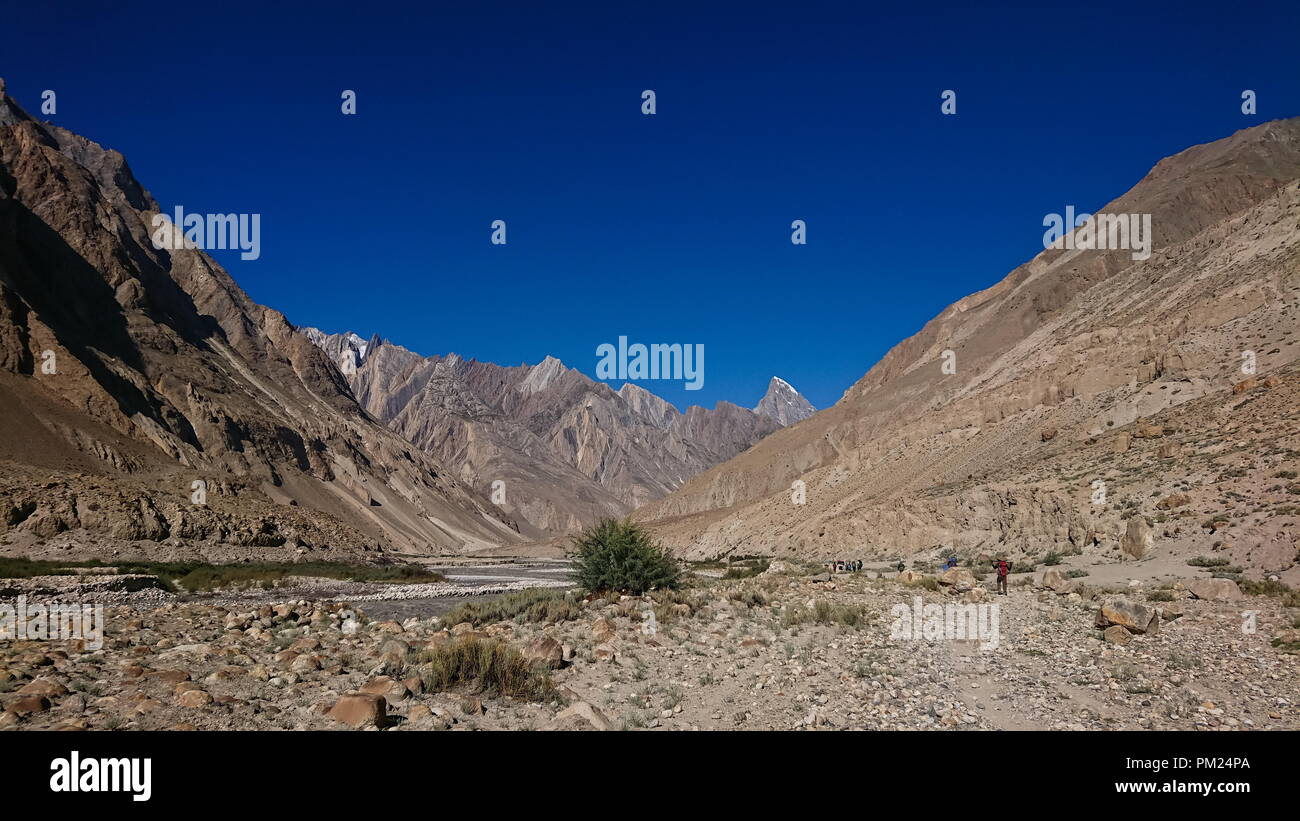 Landscape of K2 trekking trail in Karakoram range, Trekking along the ...