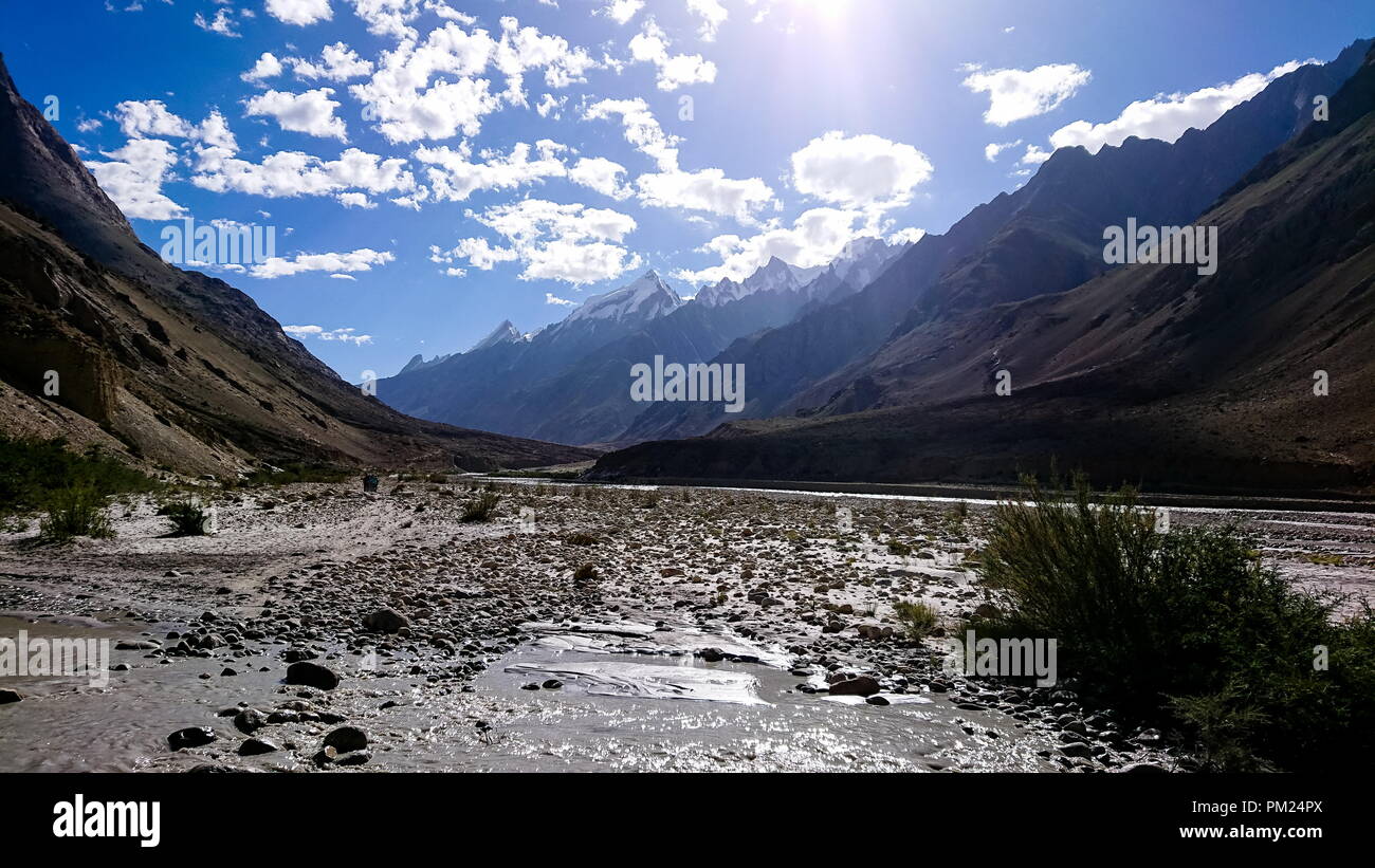 Landscape of K2 trekking trail in Karakoram range, Trekking along the ...