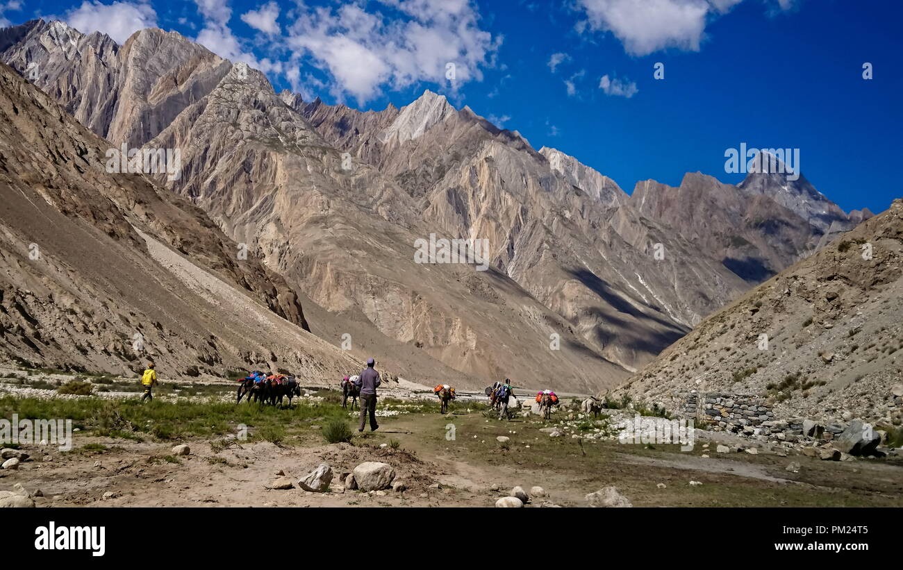 Landscape of K2 trekking trail in Karakoram range, Trekking along in ...