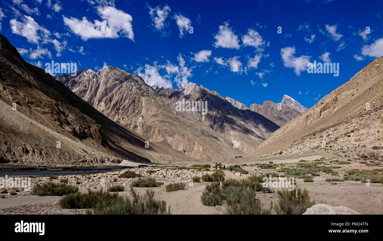 Landscape of K2 trekking trail in Karakoram range, Trekking along the ...