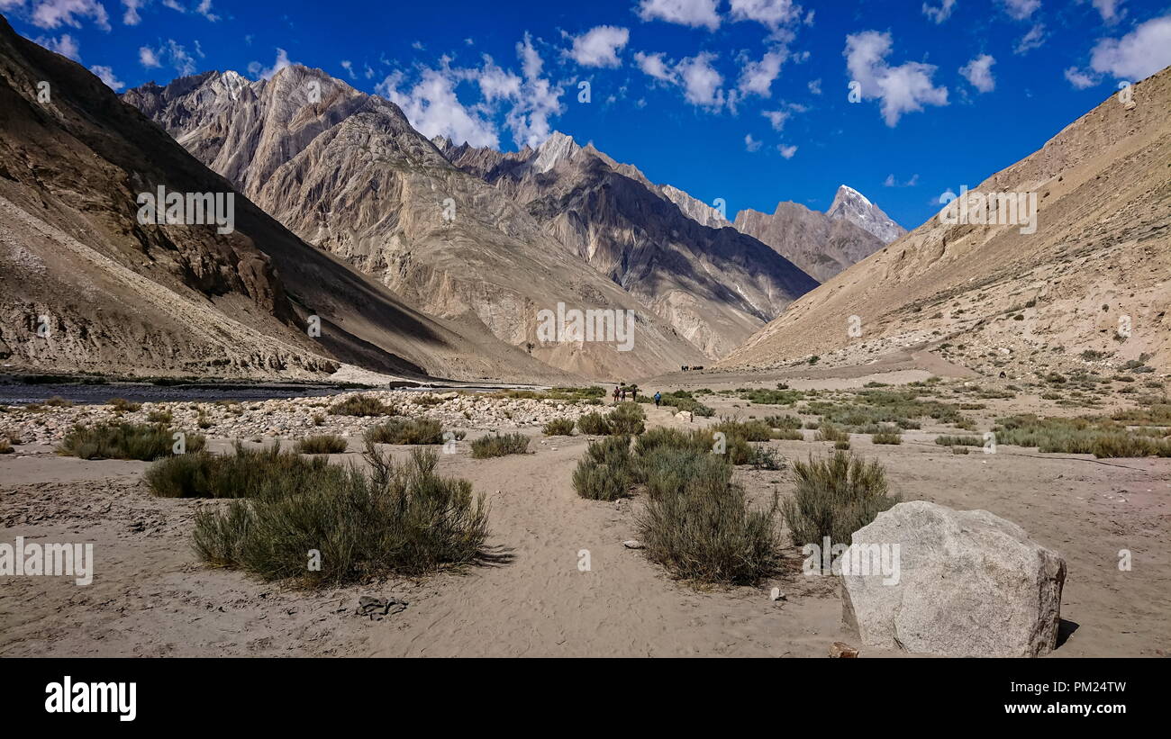 Landscape of K2 trekking trail in Karakoram range, Trekking along the ...
