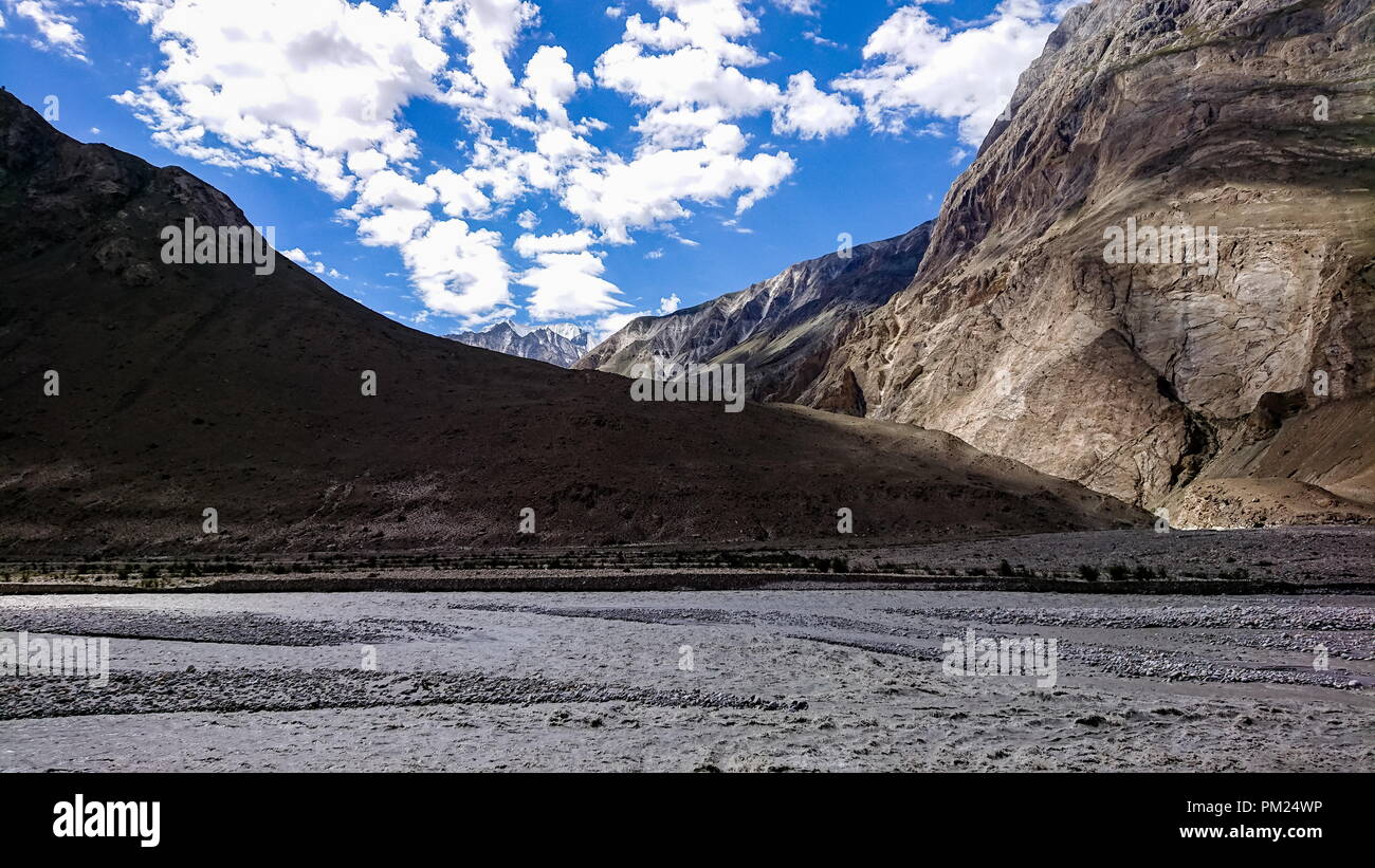 Landscape of K2 trekking trail in Karakoram range, Trekking along the ...