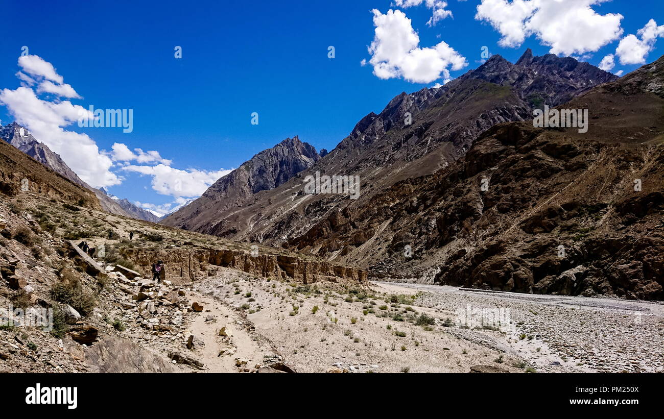 Landscape of K2 trekking trail in Karakoram range, Trekking along the ...