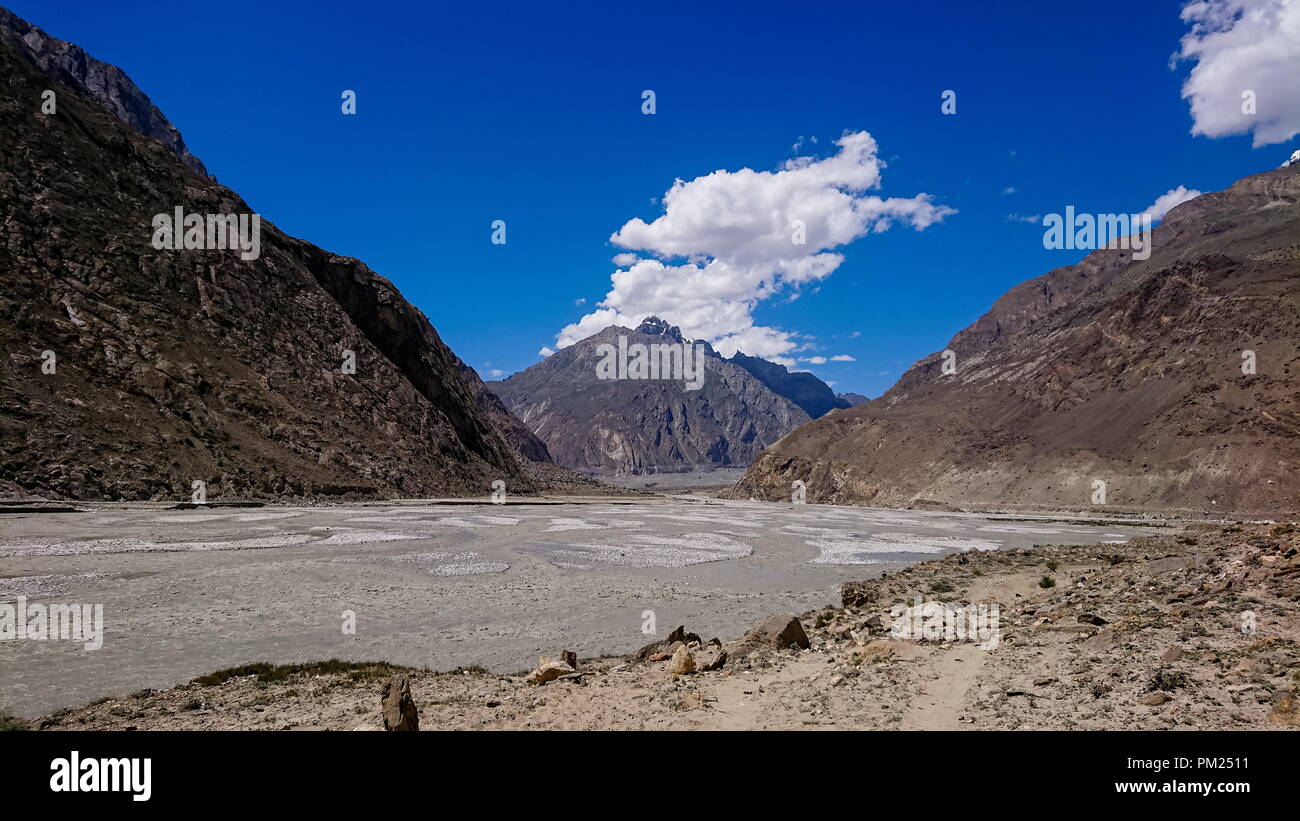 Landscape of K2 trekking trail in Karakoram range, Trekking along the ...