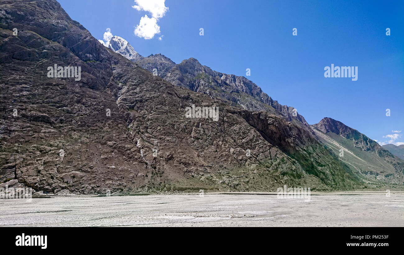 Landscape of K2 trekking trail in Karakoram range, Trekking along the ...