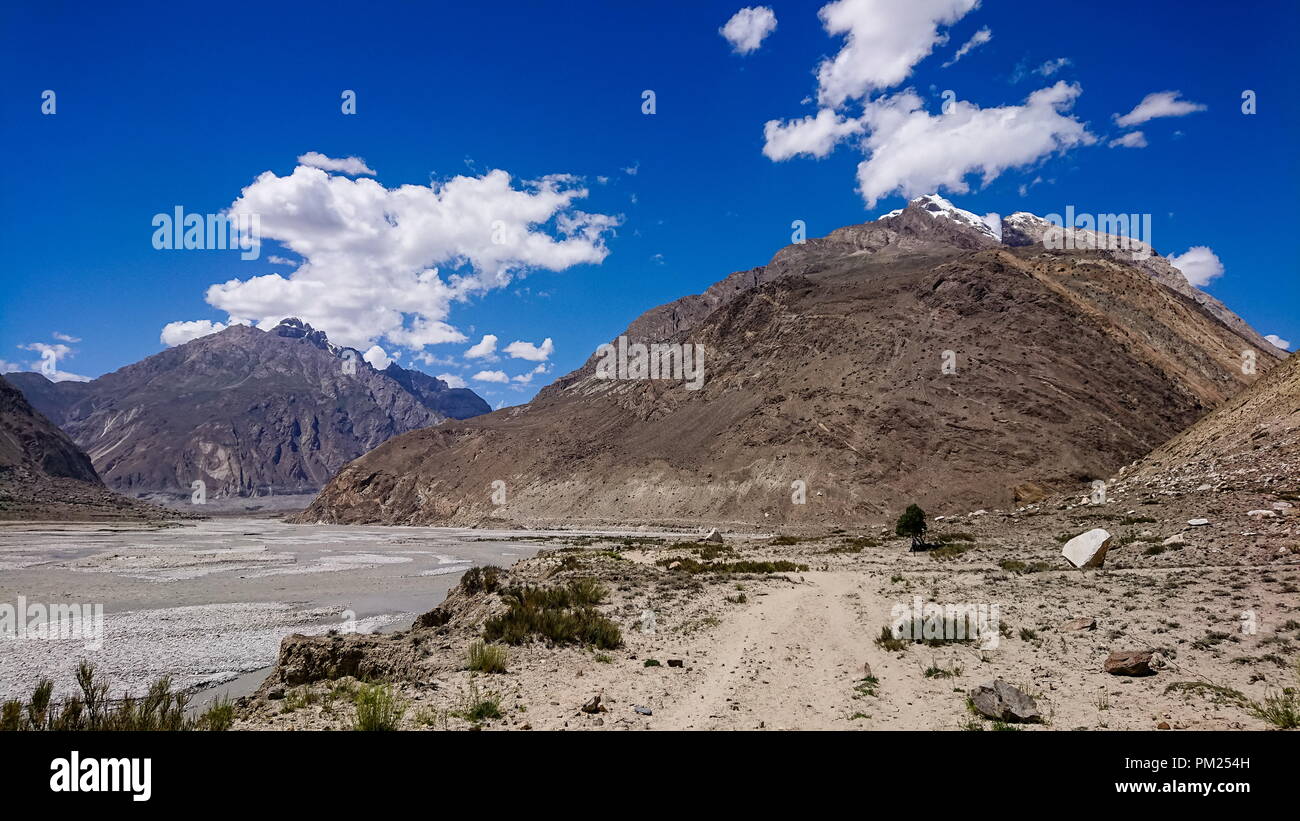 Landscape of K2 trekking trail in Karakoram range, Trekking along the ...