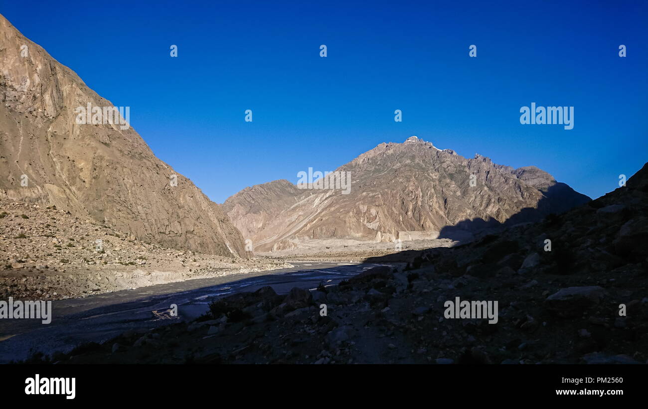 Landscape of K2 trekking trail in Karakoram range, Trekking along the ...