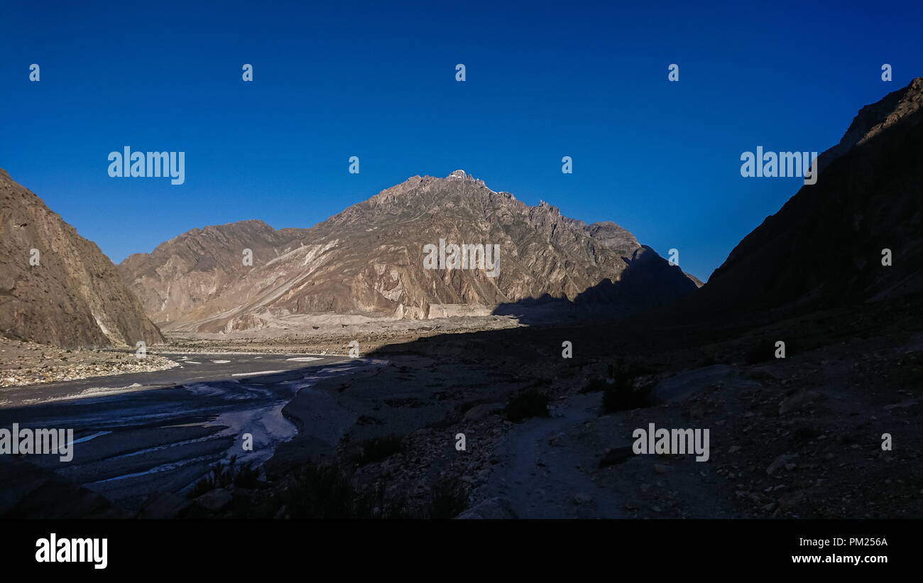 Landscape of K2 trekking trail in Karakoram range, Trekking along the ...