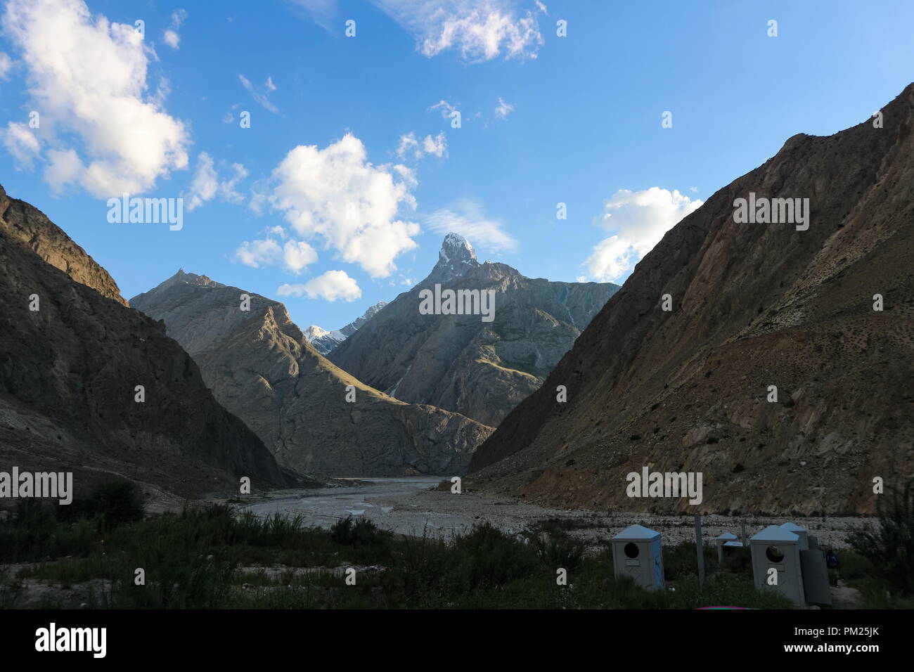 Landscape of K2 trekking trail in Karakoram range, Trekking along the ...