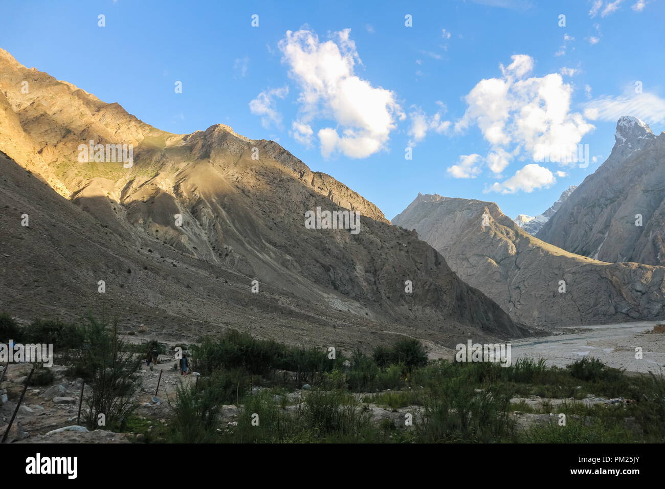 Landscape of K2 trekking trail in Karakoram range, Trekking along the ...