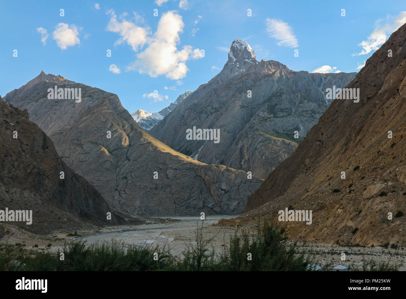 Landscape of K2 trekking trail in Karakoram range, Trekking along the ...
