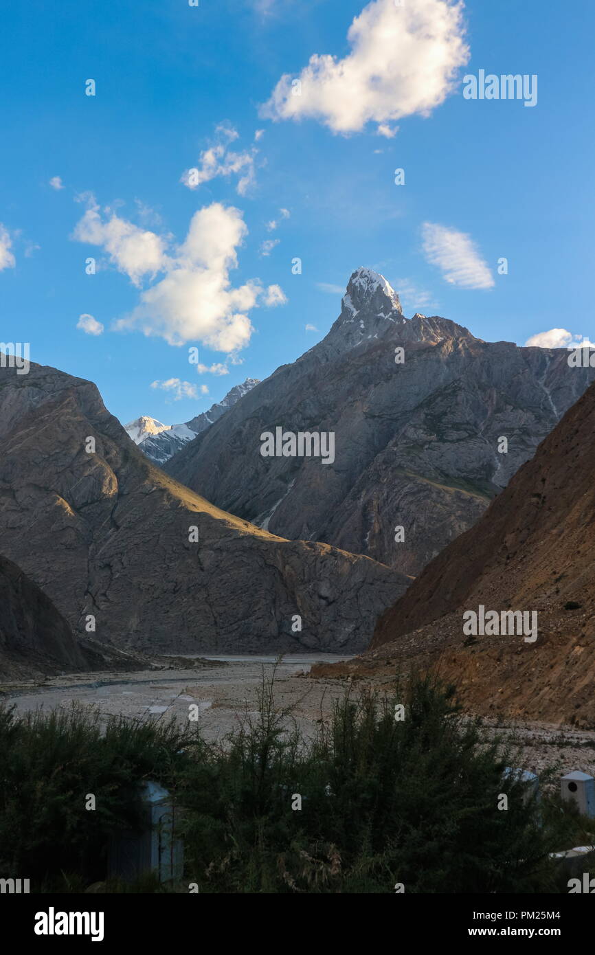 Landscape of K2 trekking trail in Karakoram range, Trekking along the ...
