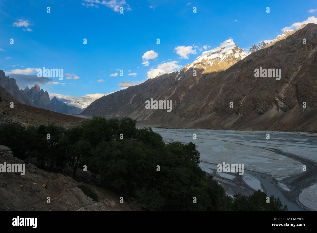 Landscape of K2 trekking trail in Karakoram range, Trekking along the ...