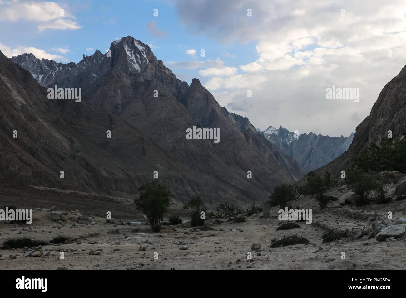 Landscape of K2 trekking trail in Karakoram range, Trekking along the ...
