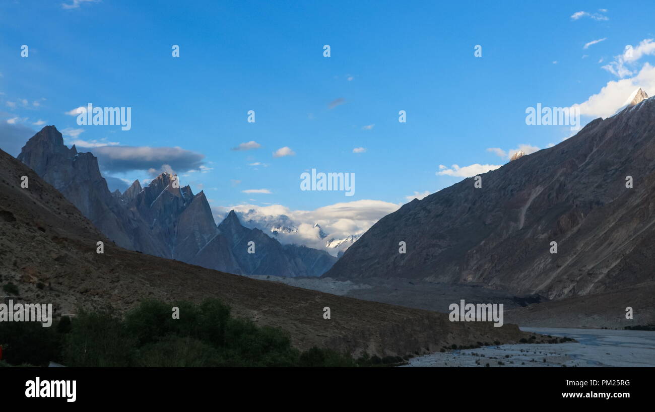 Landscape of K2 trekking trail in Karakoram range, Trekking along the ...