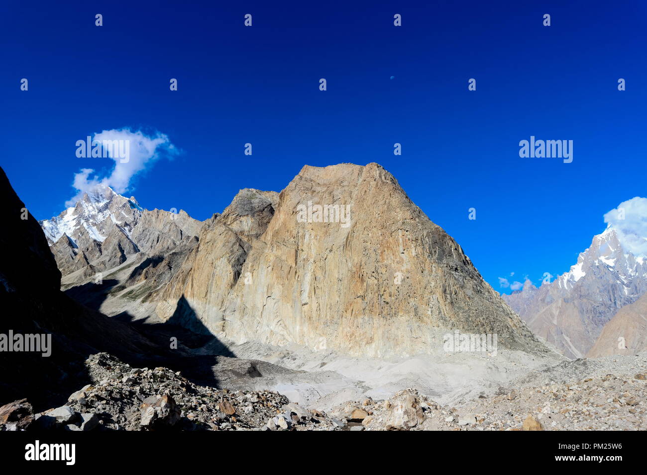 Baltoro glacier trekking hi-res stock photography and images - Alamy