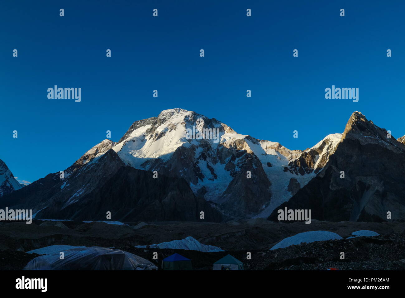 Gasherbrum massif and Baltoro glacier, K2 Base Camp, Pakistan Stock ...