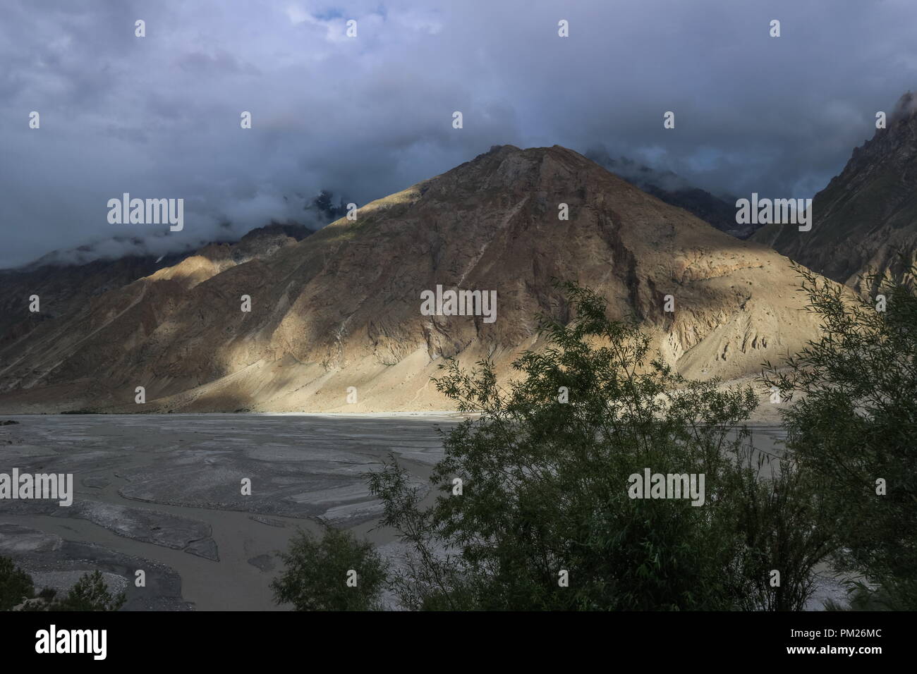 Landscape of K2 trekking trail in Karakoram range, Trekking along the ...