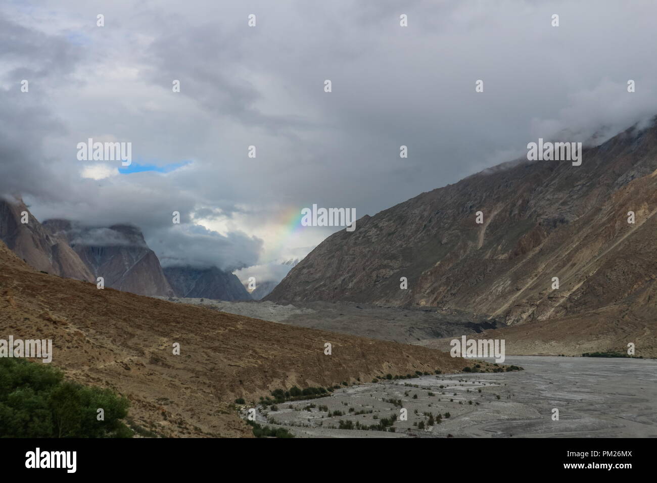 Landscape of K2 trekking trail in Karakoram range, Trekking along the ...