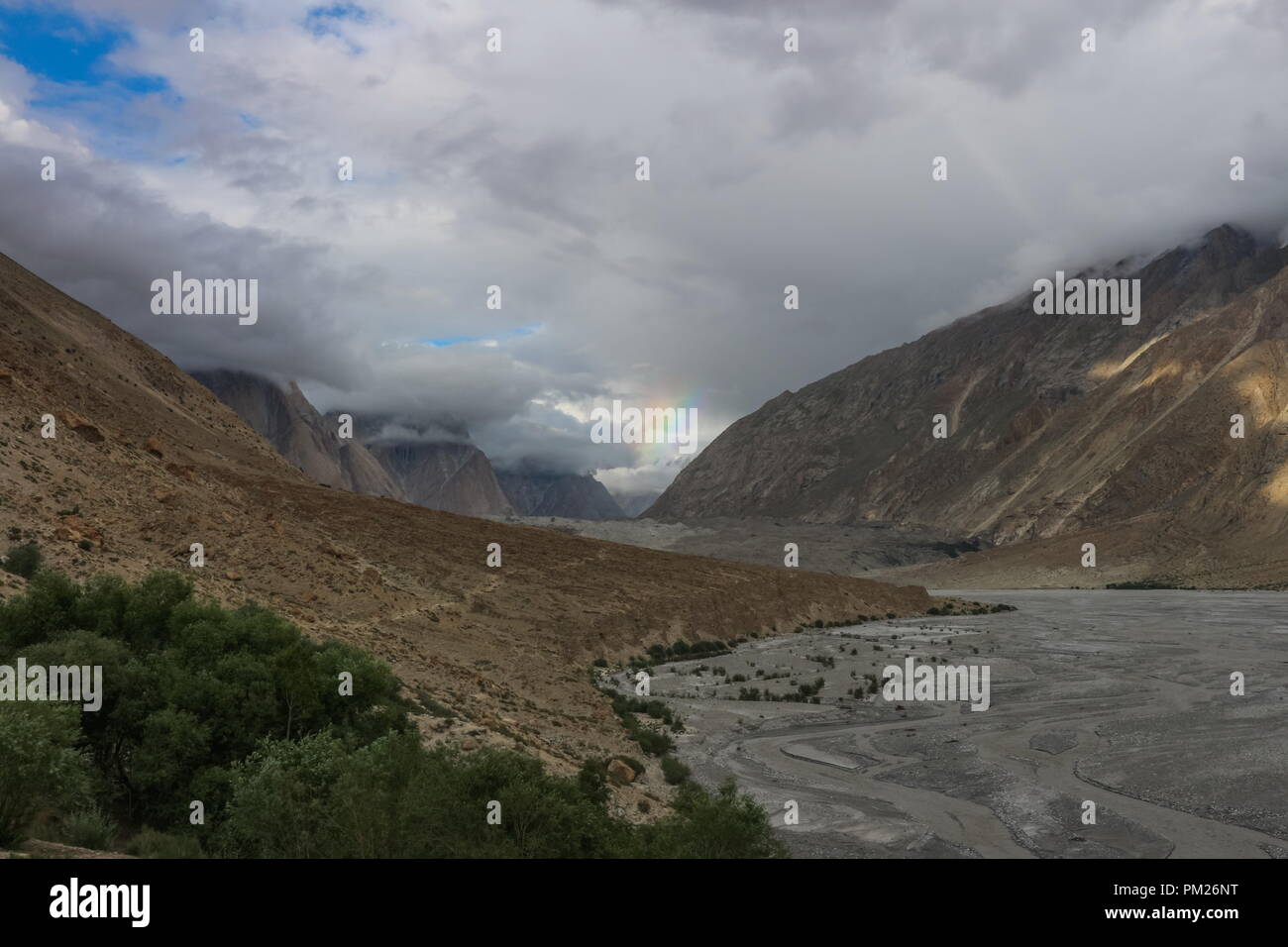 Landscape of K2 trekking trail in Karakoram range, Trekking along the ...