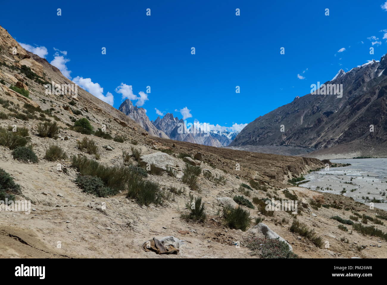 Landscape of K2 trekking trail in Karakoram range, Trekking along the ...