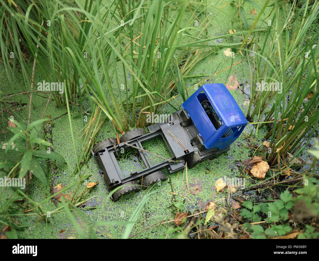 Sinks down hi-res stock photography and images - Alamy