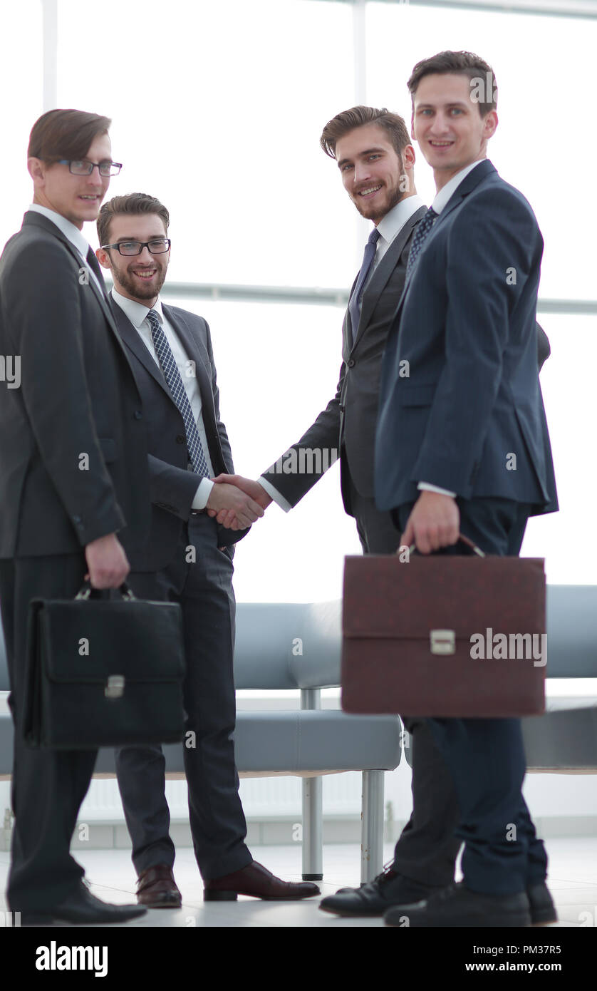 welcome handshake of business partners Stock Photo - Alamy