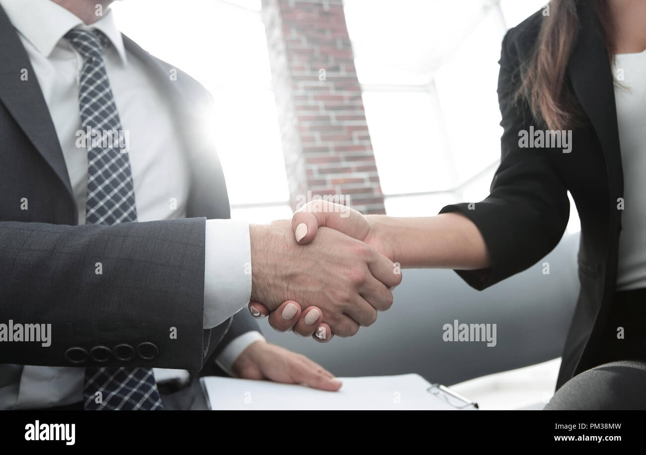 Close-up of two business people shaking hands Stock Photo - Alamy