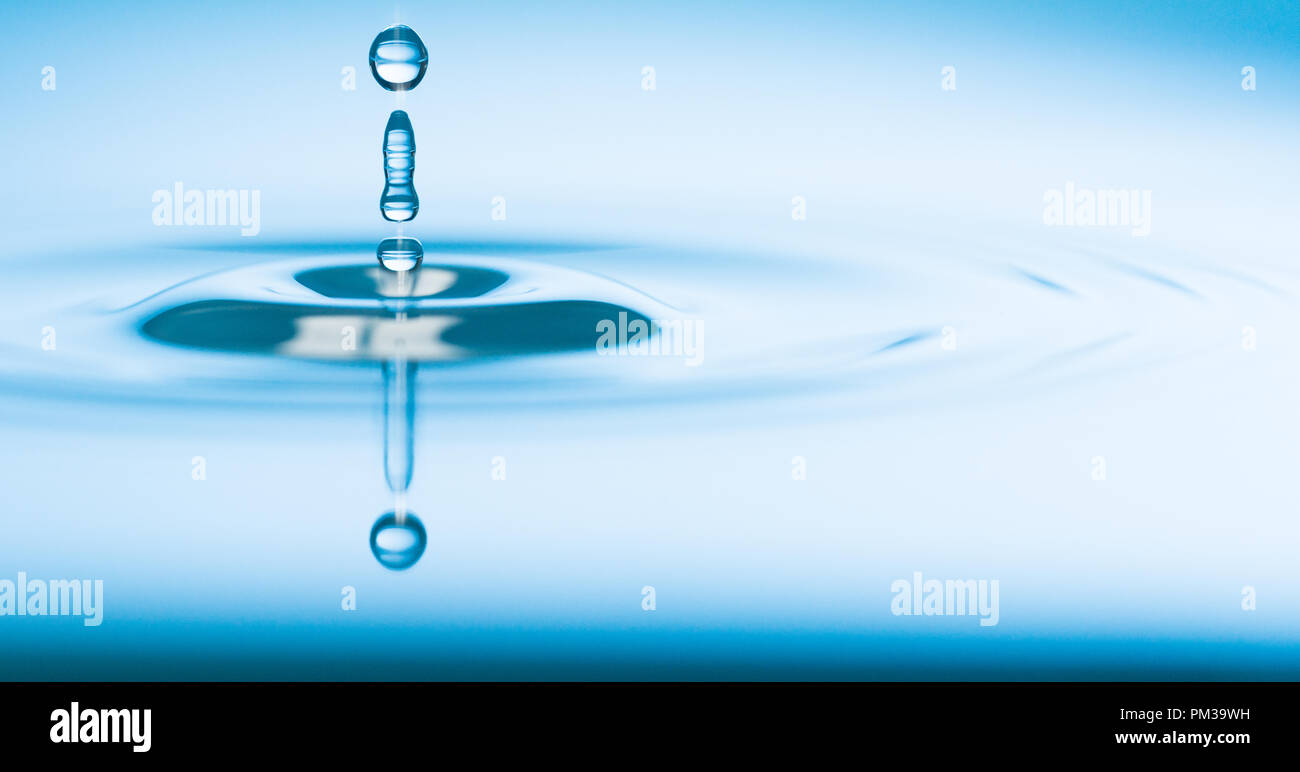 Splash of the falling drops of water Stock Photo - Alamy