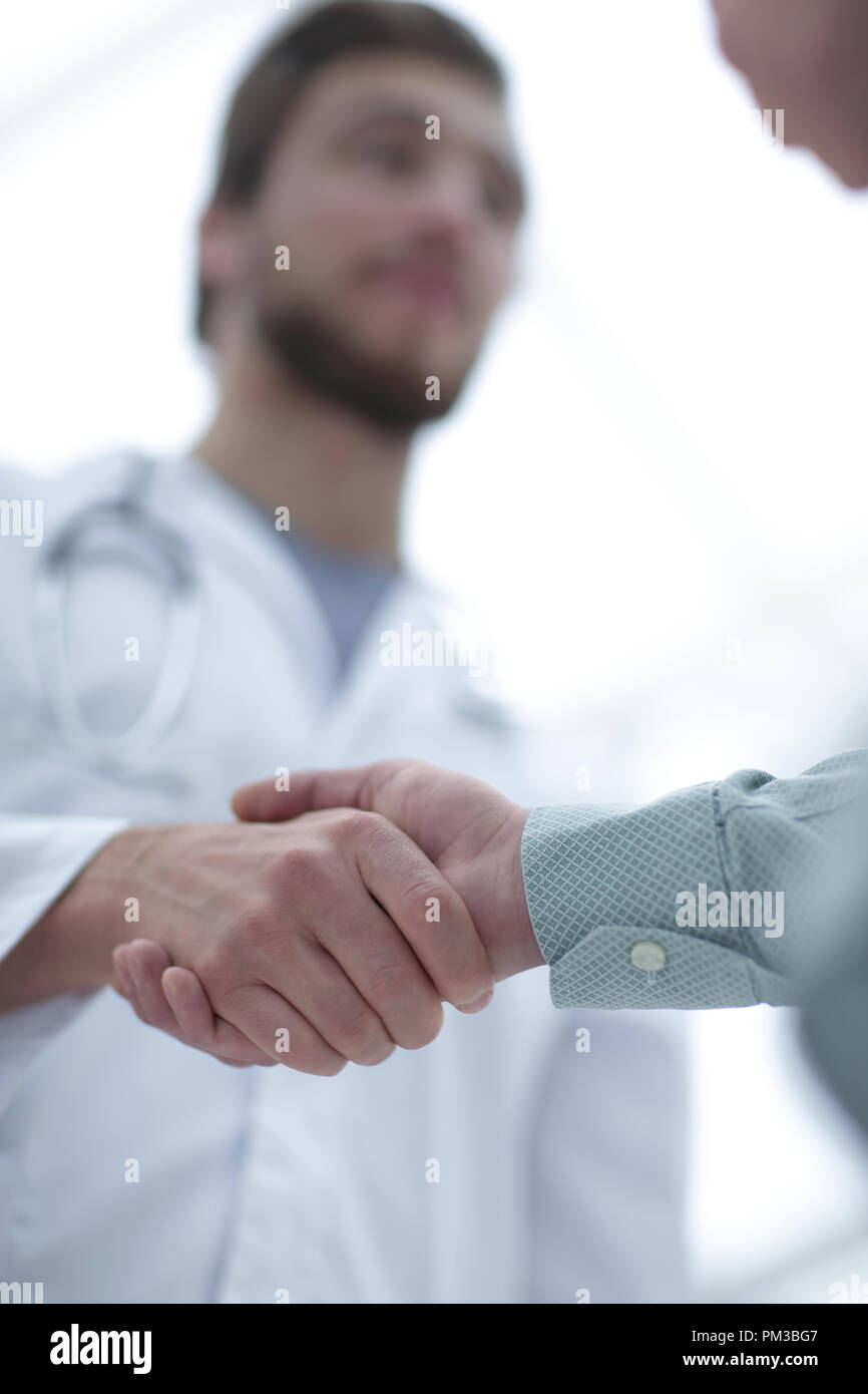Doctor shaking colleagues hand hi-res stock photography and images - Alamy