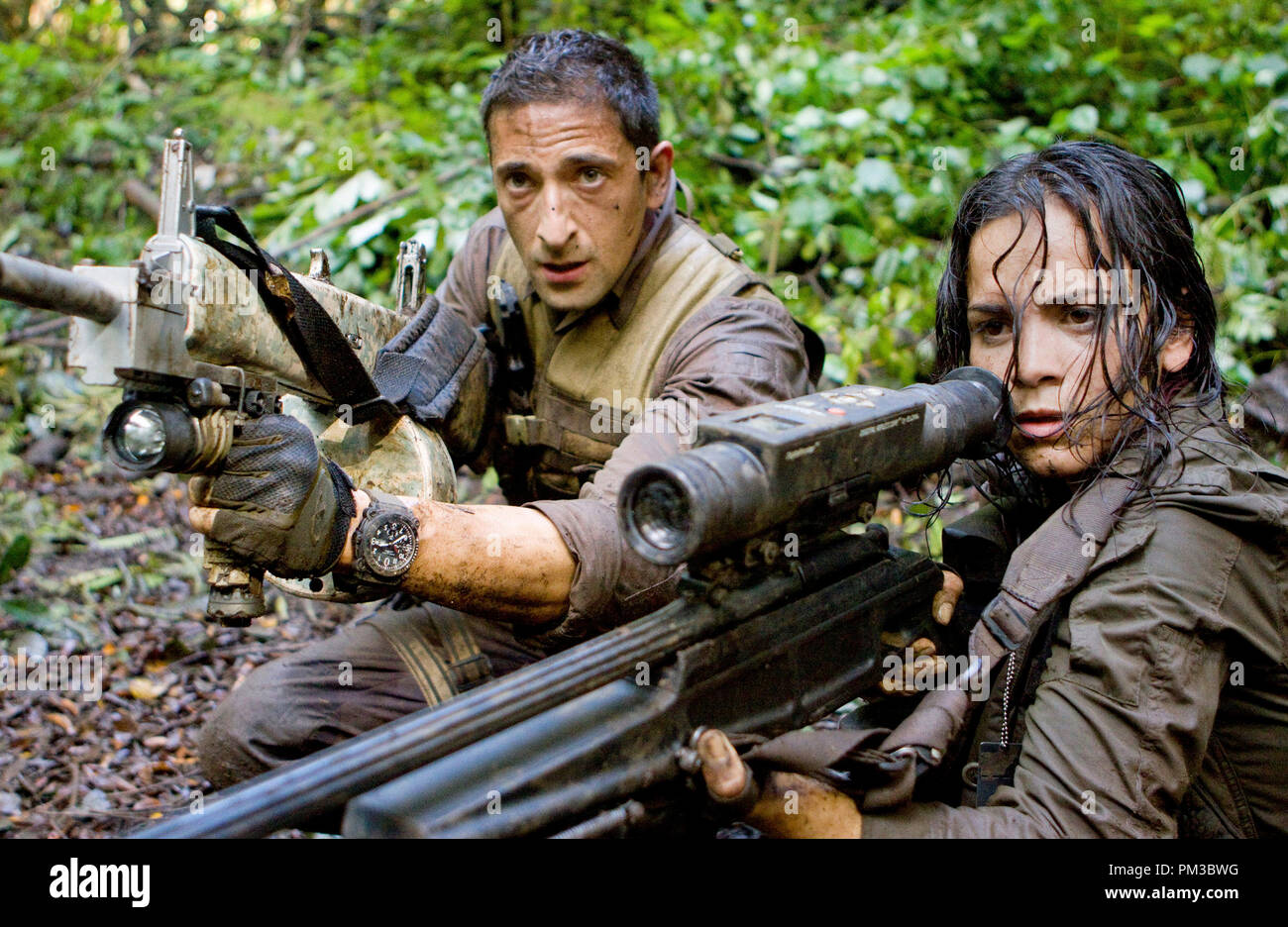 PRED-146Royce (Adrien Brody) and Isabelle (Alice Braga) take aim during ...