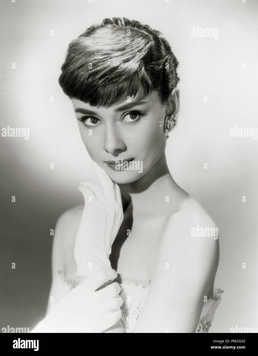 Black and white portrait of audrey hepburn hi-res stock photography and ...