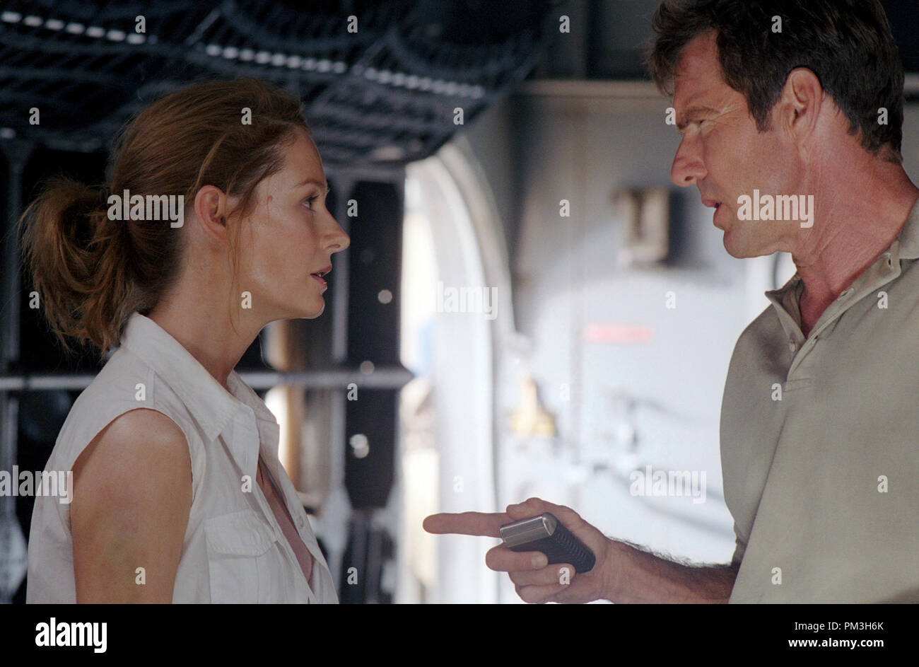 Film Still from "Flight of the Phoenix" Miranda Otto, Dennis Quaid ...