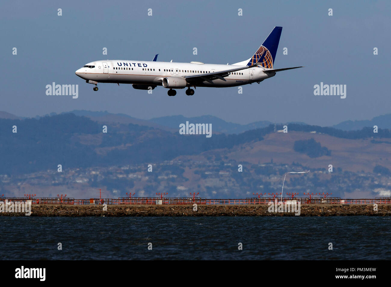 Boeing 737-924(ER) (N68836) operated by United Airlines landing at San ...