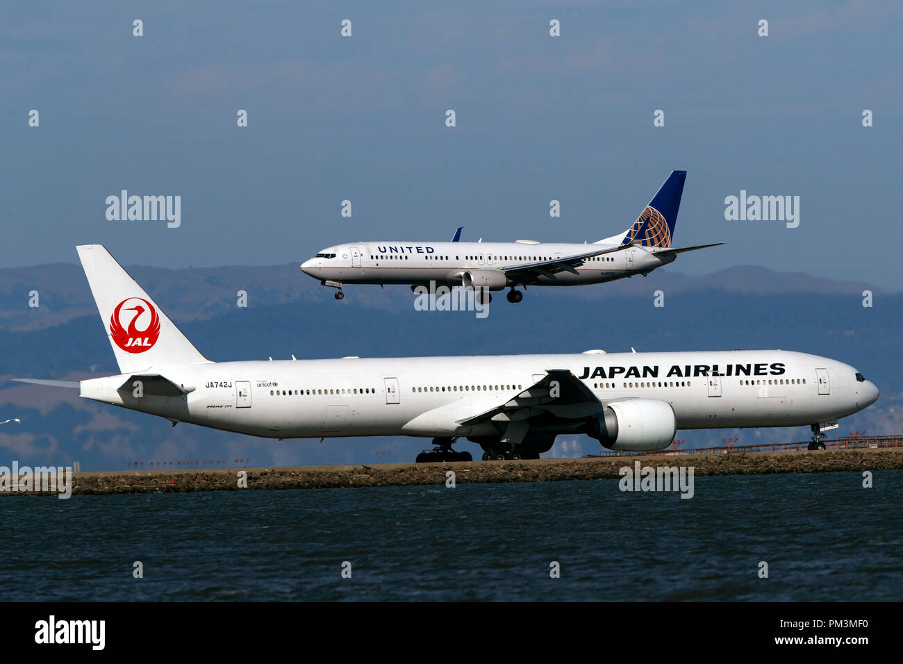 Boeing 737-924(ER) (N68836) operated by United Airlines landing past ...