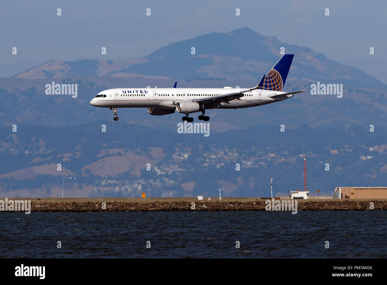Boeing 757-224 (N19130) operated by United Airlines landing at San ...