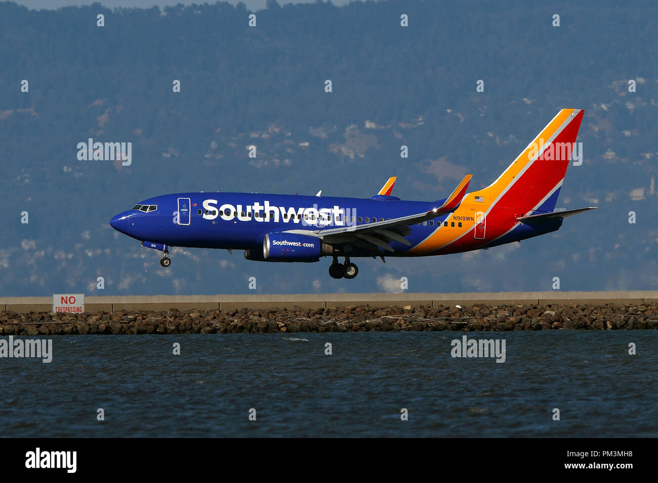 Boeing 737-7H4 (N919WN) operated by Southwest Airlines landing at San ...