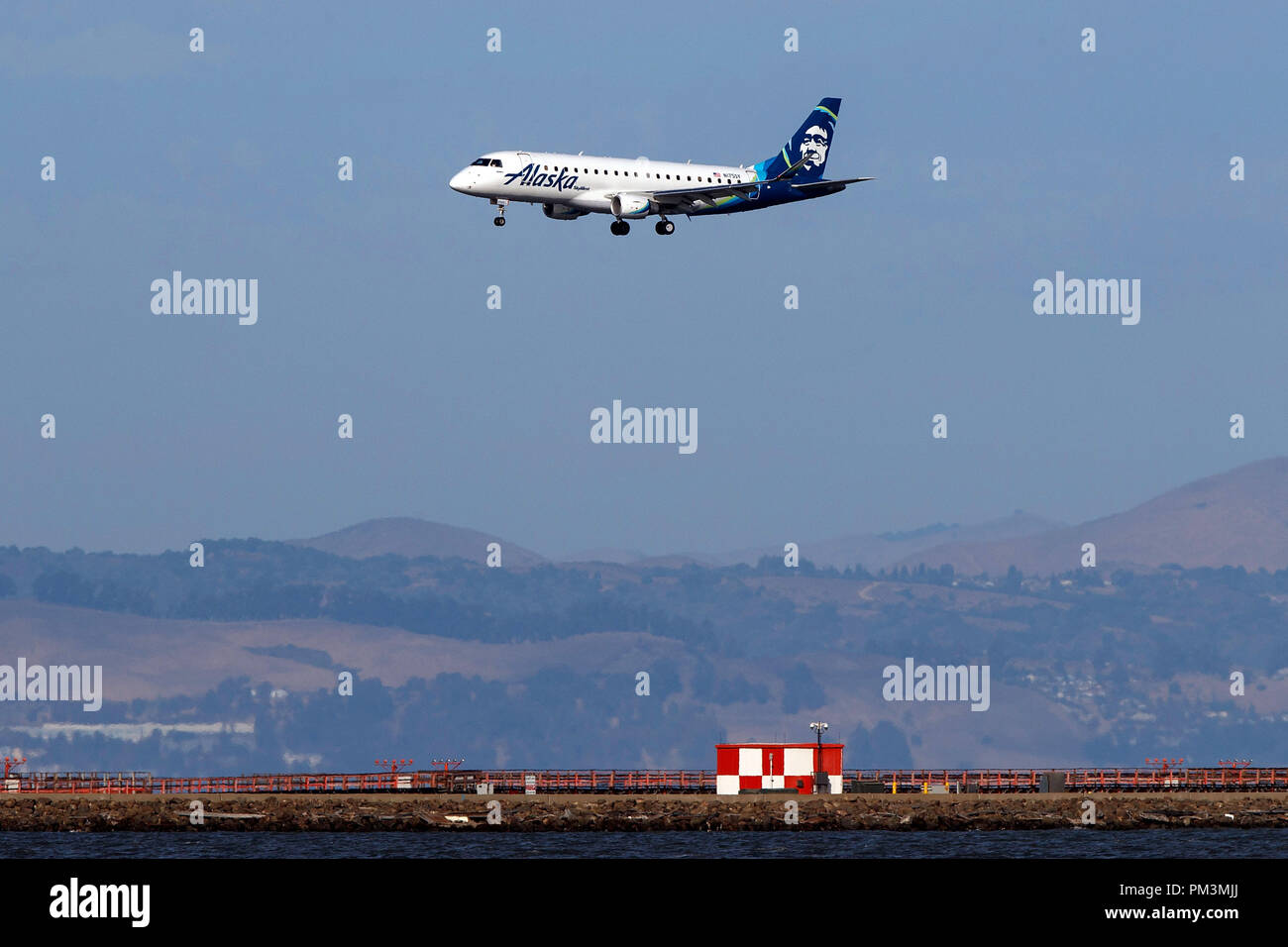 Erj 175lr alaska hi-res stock photography and images - Alamy