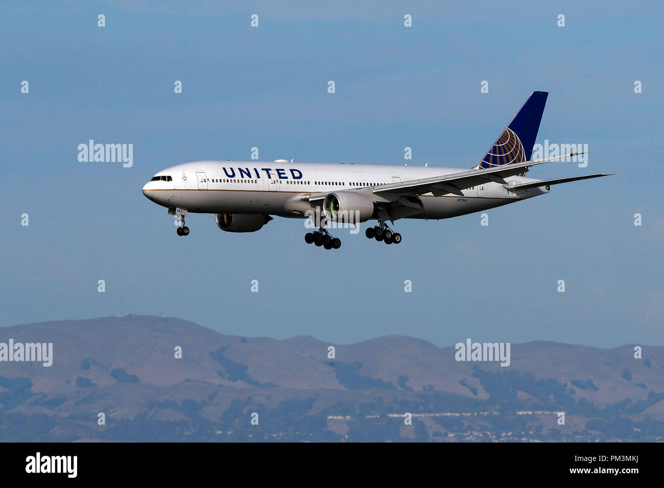 Boeing 777-222 (N771UA) operated by United Airlines landing at San ...