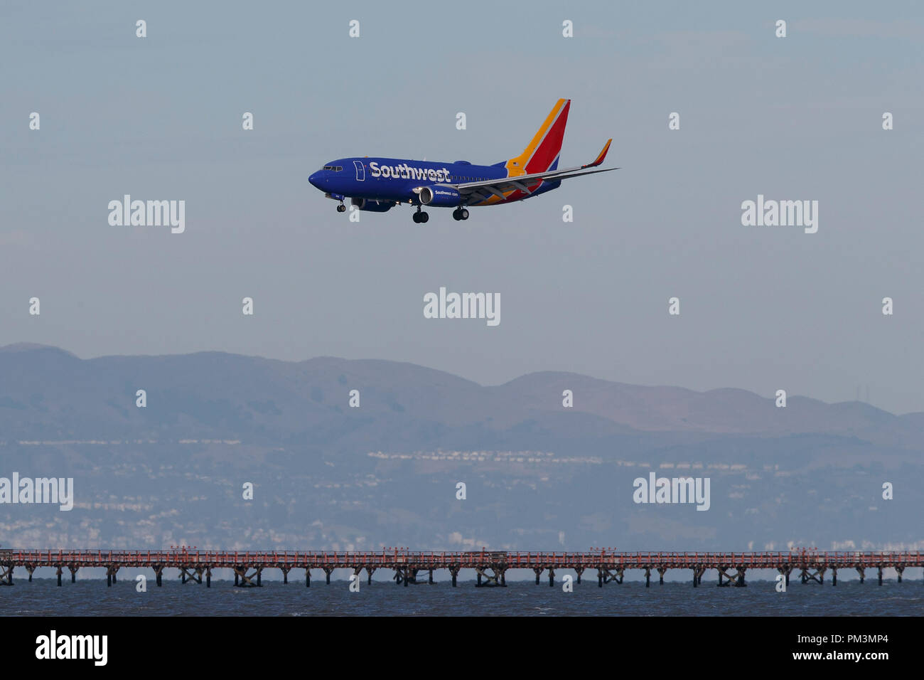 Boeing 737-7H4 (N454WN) operated by Southwest Airlines on approach to ...