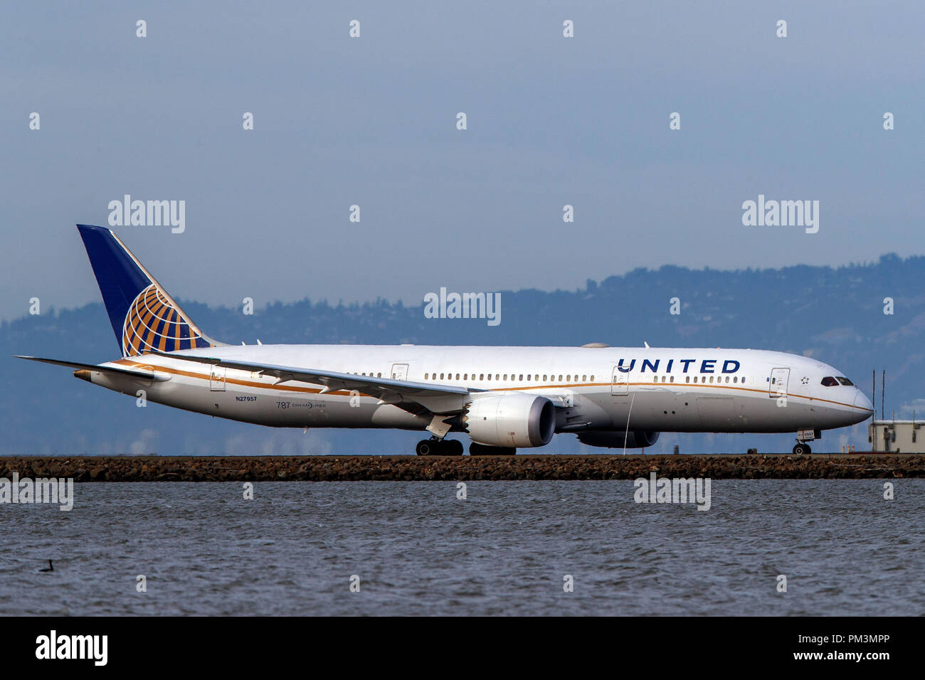 Boeing 787-9 Dreamliner (N27957) operated by United Airlines taxiing ...