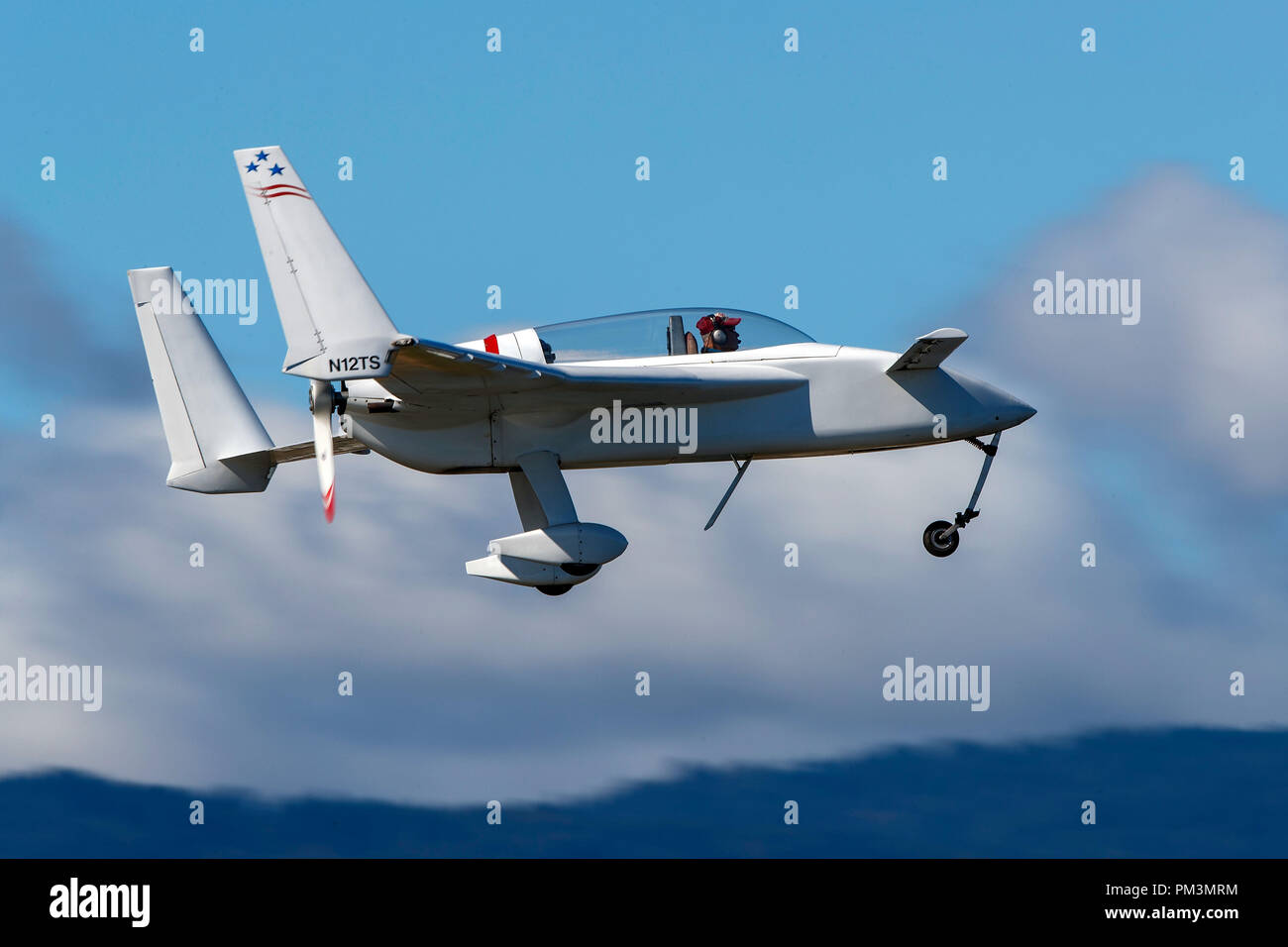 Rutan Long-EZ (N12TS) on approach to Palo Alto Airport (KPAO), Palo ...