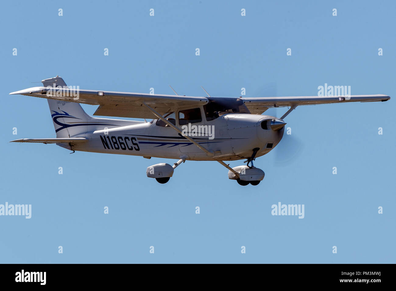 Cessna 172S (N186CS) on approach to Palo Alto Airport (KPAO), Palo Alto ...