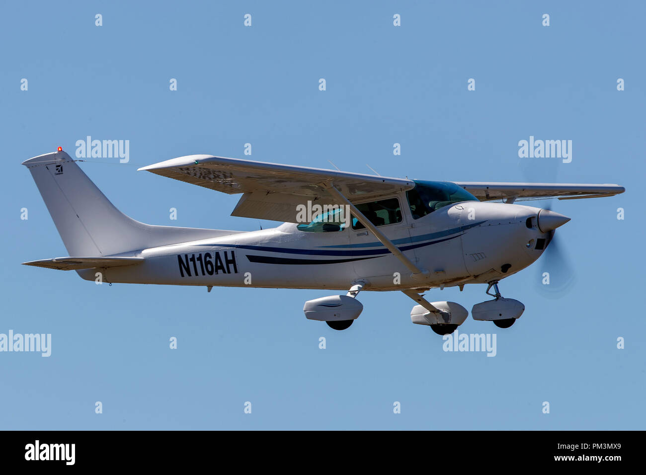 Cessna 182R (N116AH) on approach to Palo Alto Airport (KPAO), Palo Alto ...