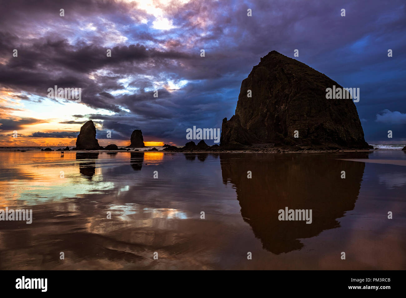 Haystack rock at cannon beach hi-res stock photography and images - Alamy