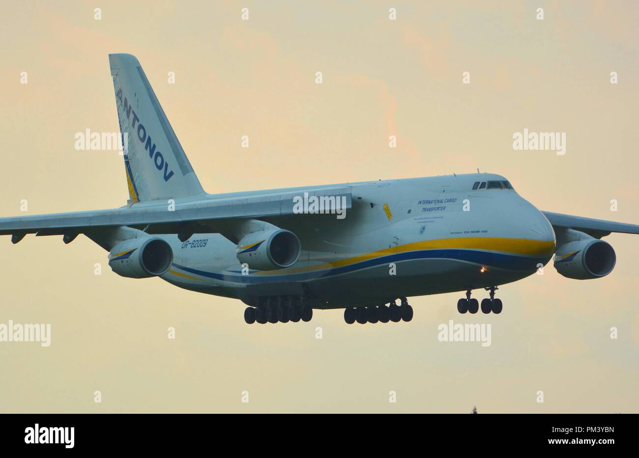 Antonov an 124 aircraft hi-res stock photography and images - Alamy