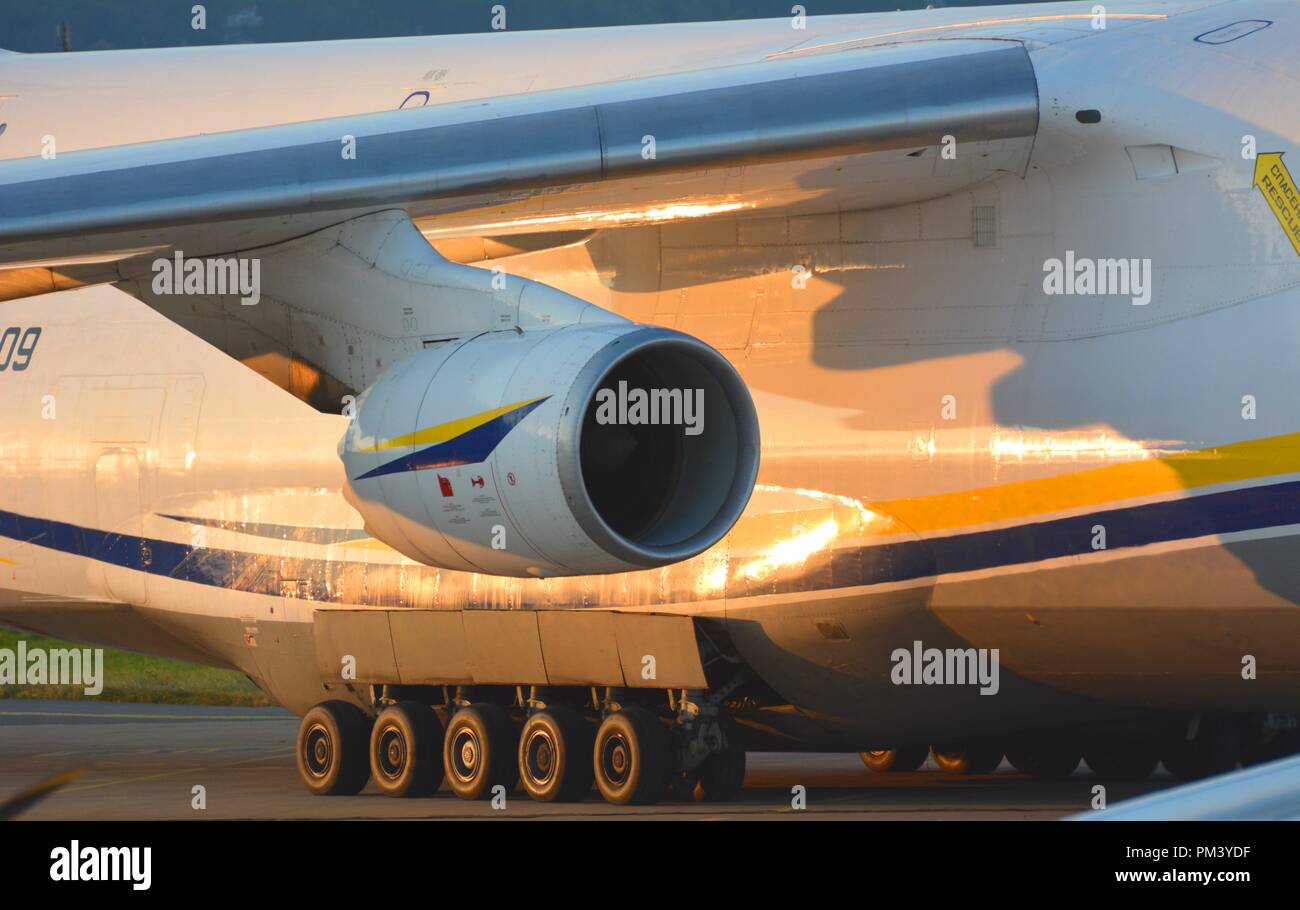 Antonov 124 aircraft hi-res stock photography and images - Alamy