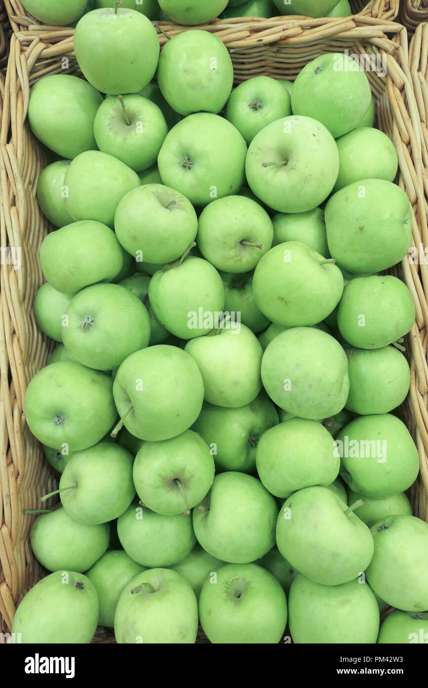 Ripe apples at a market Stock Photo - Alamy