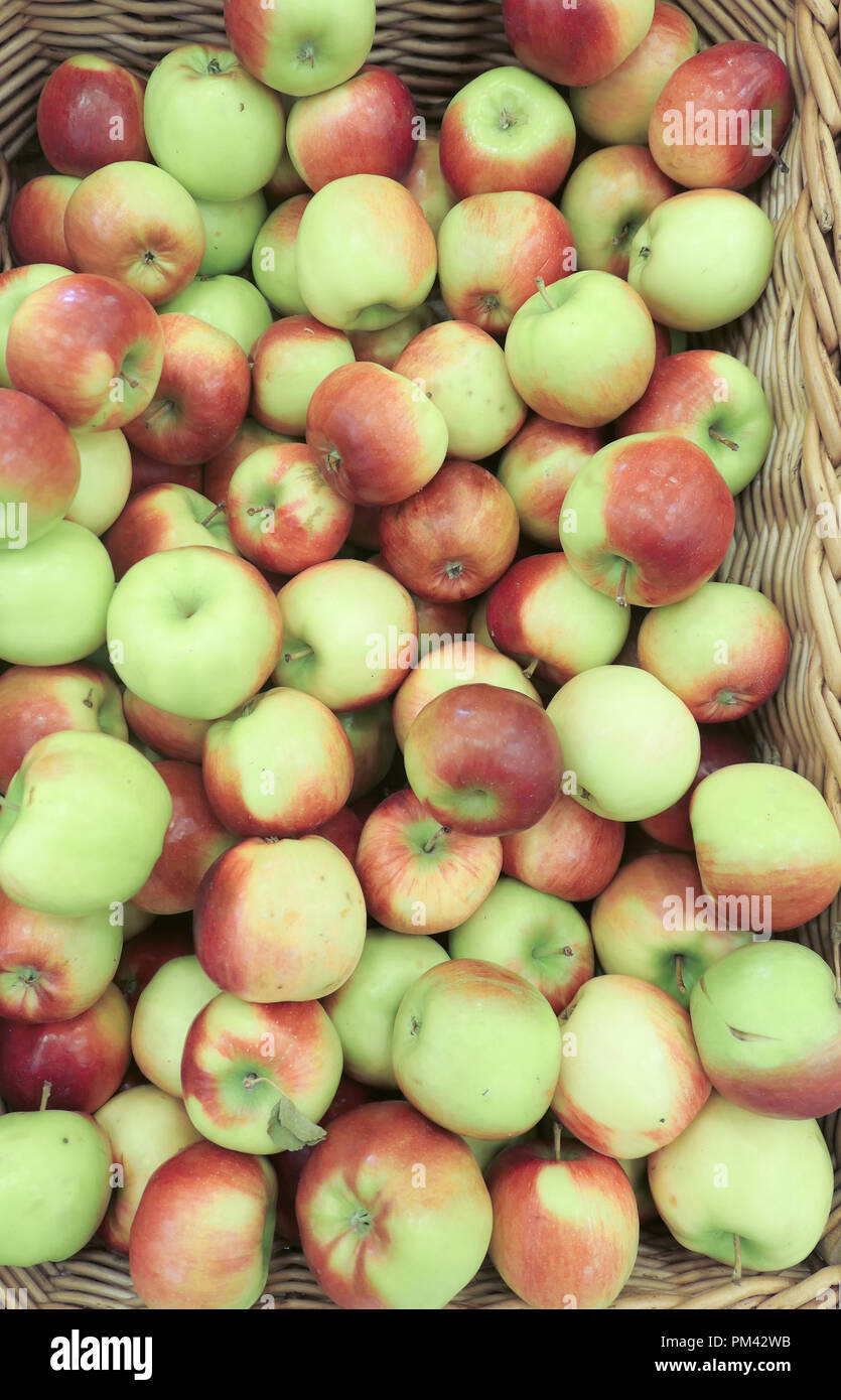 Ripe apples at a market Stock Photo - Alamy